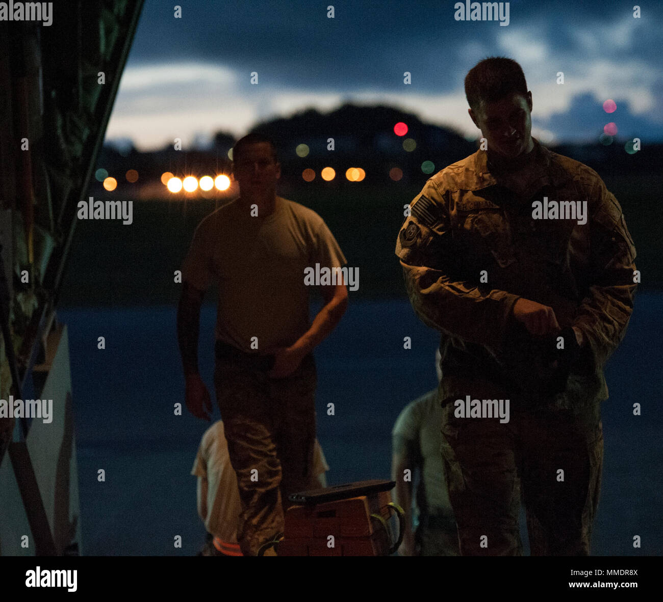 Us Air Force 17 Special Operations Squadron loadmasters bereiten ein US ...