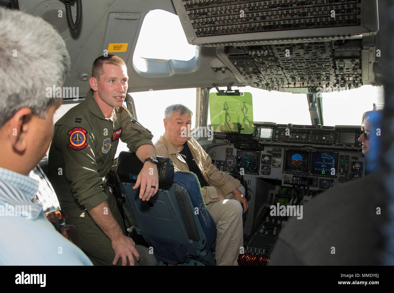 Us Air Force Pilot aus dem 21 Airlift Squadron bespricht Flight Deck ...