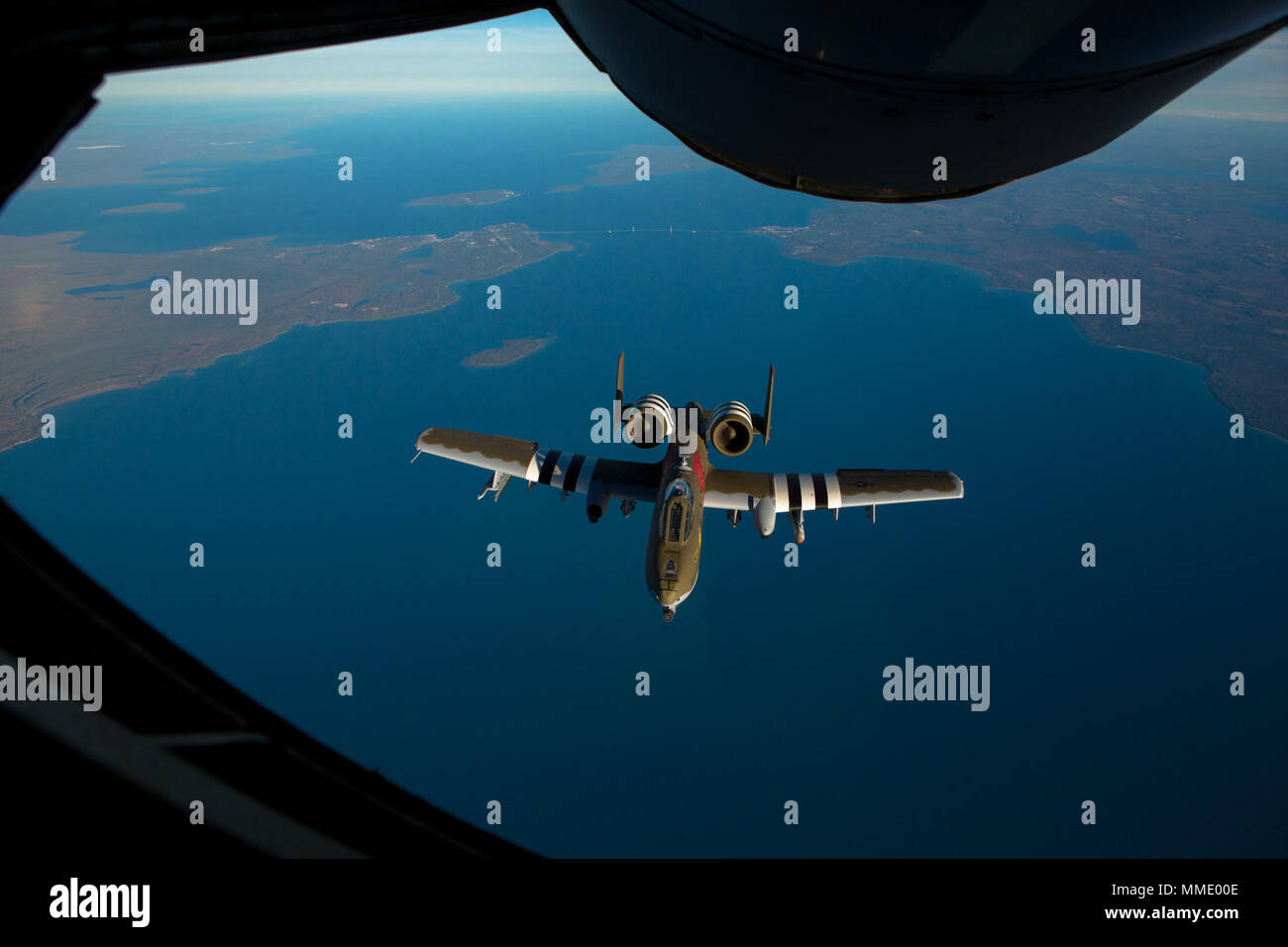 Eine A-10 mit der 107 Fighter Squadron, fliegt mit einer KC-135 ...
