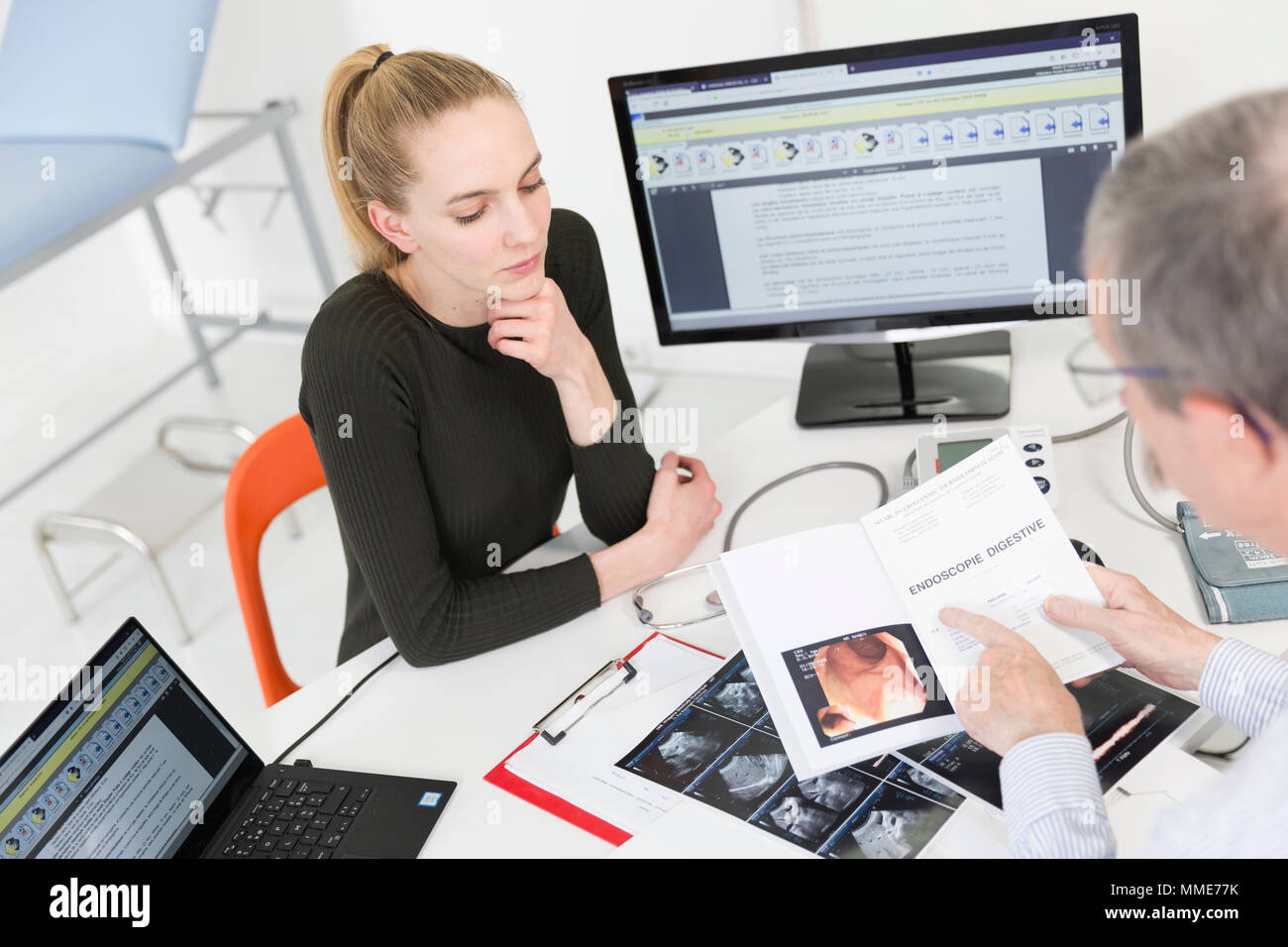 Rektale untersuchung ärztin -Fotos und -Bildmaterial in hoher Auflösung ...