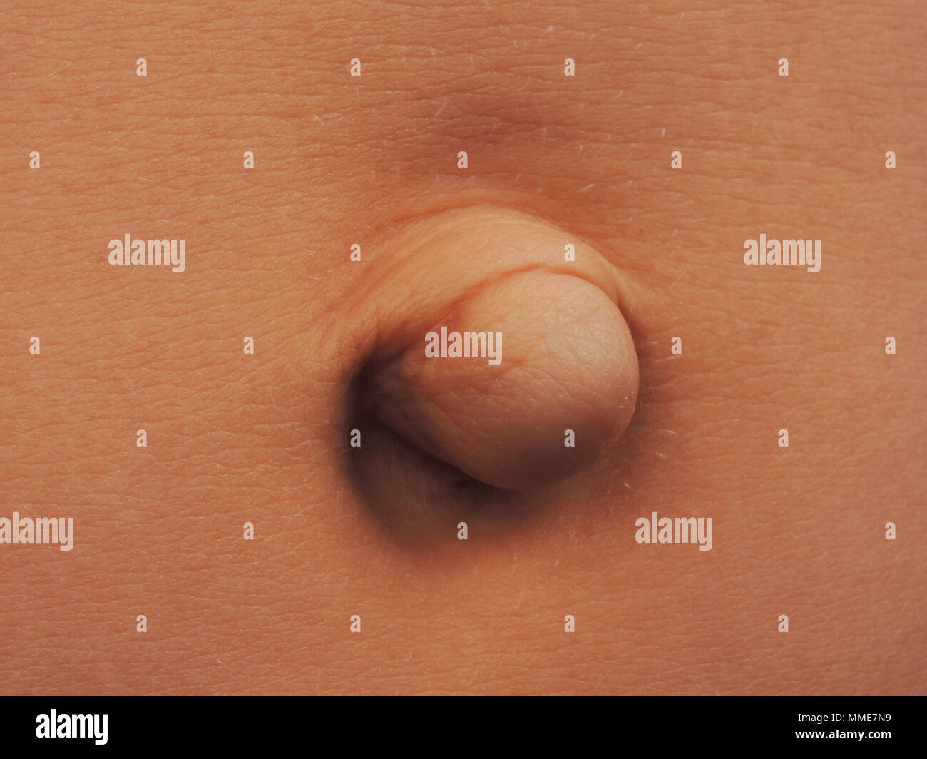 Bauch bauchnabel -Fotos und -Bildmaterial in hoher Auflösung – Alamy