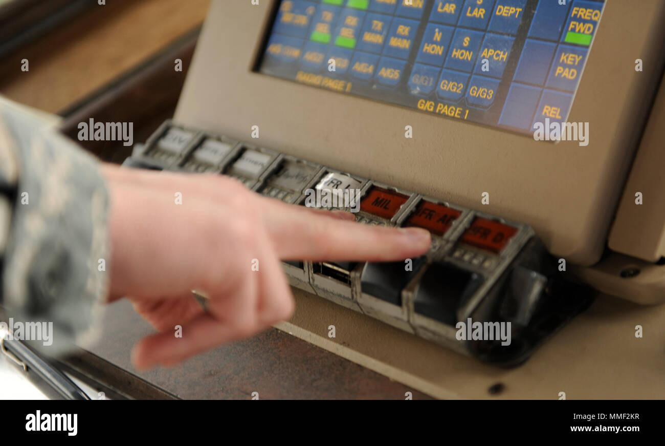 Einen Flieger von der 47th Operations Support Squadron Air traffic ...