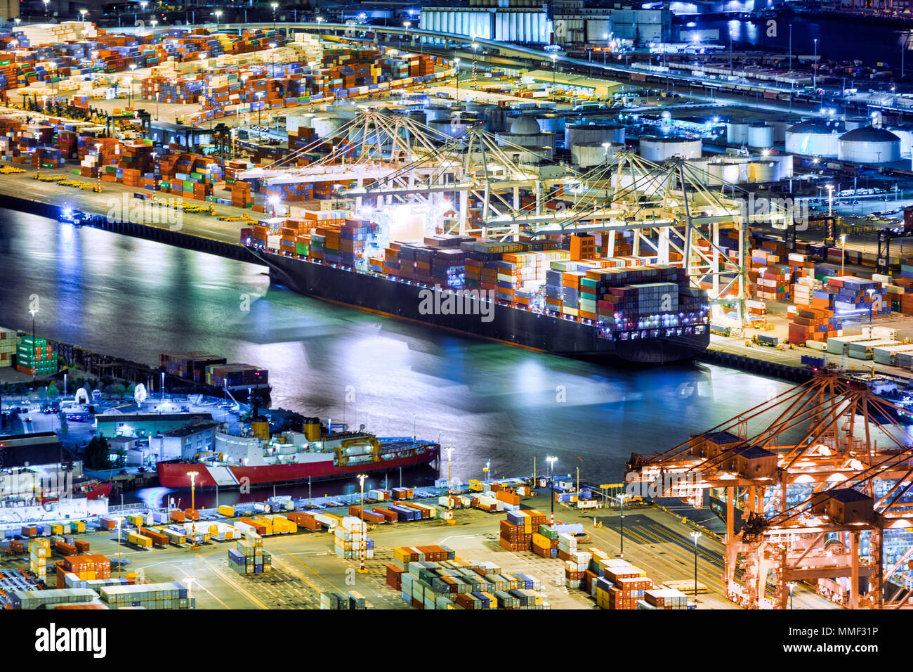 Luftaufnahme von einem Frachtschiff in der Seattle Hafen Container ...