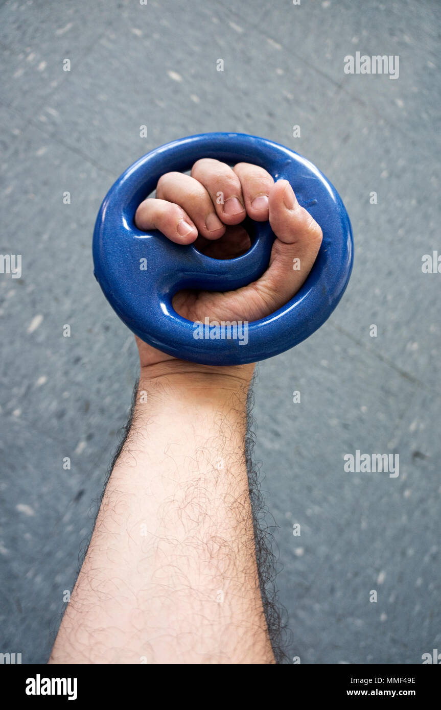Hand mit hantel -Fotos und -Bildmaterial in hoher Auflösung – Alamy