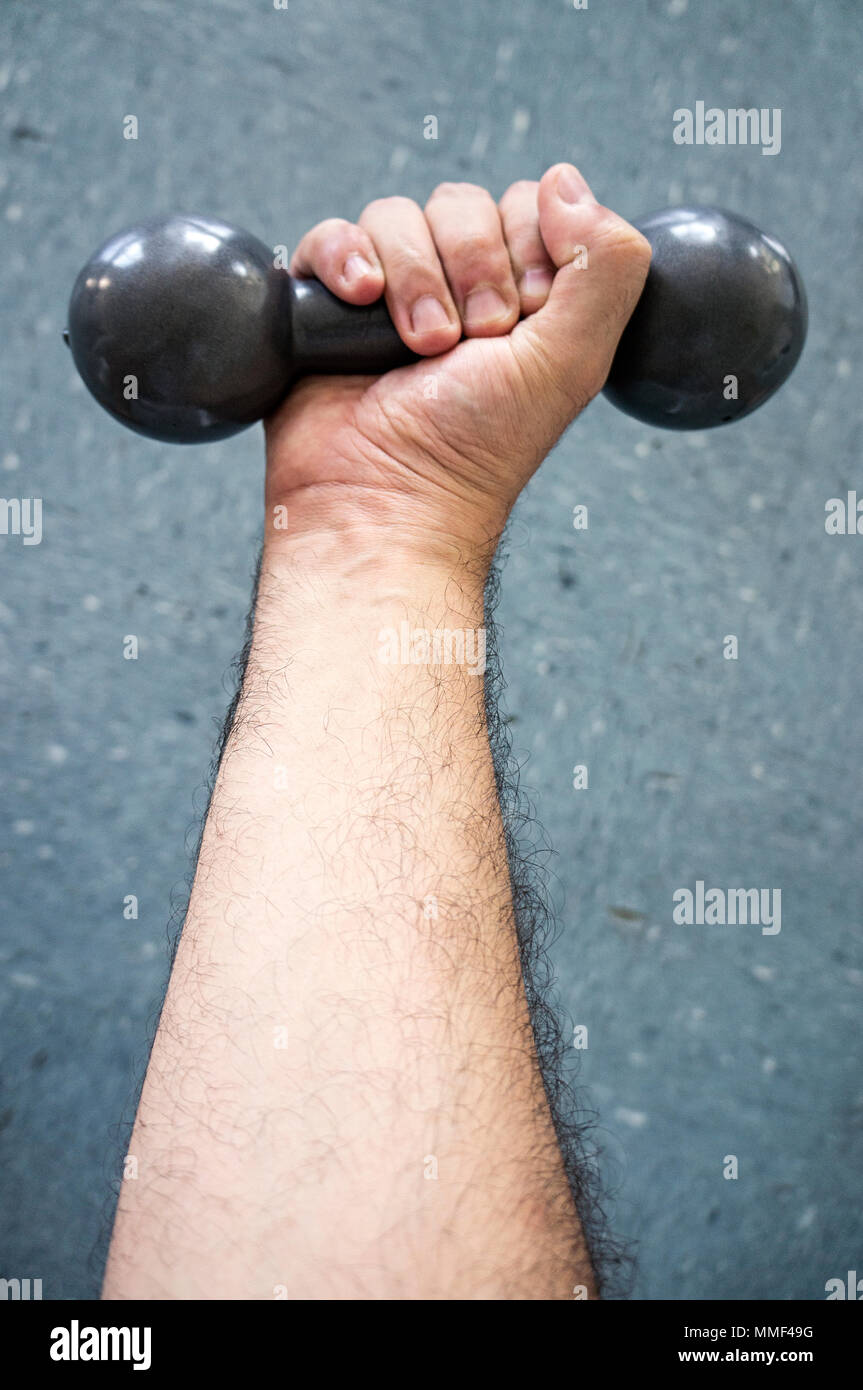 Hand mit hantel -Fotos und -Bildmaterial in hoher Auflösung – Alamy