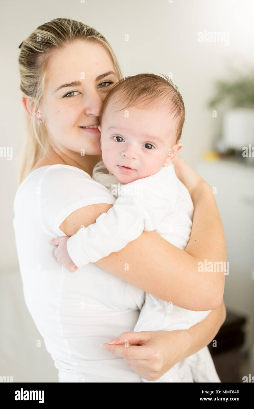 Stillendes baby der mutter -Fotos und -Bildmaterial in hoher Auflösung ...
