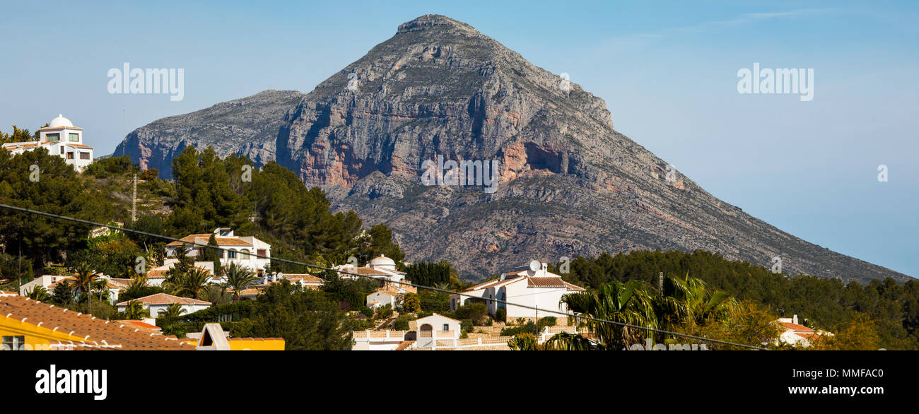 Ein Blick auf den herrlichen Berg Montgo in Javea in Spanien. Es ist ...