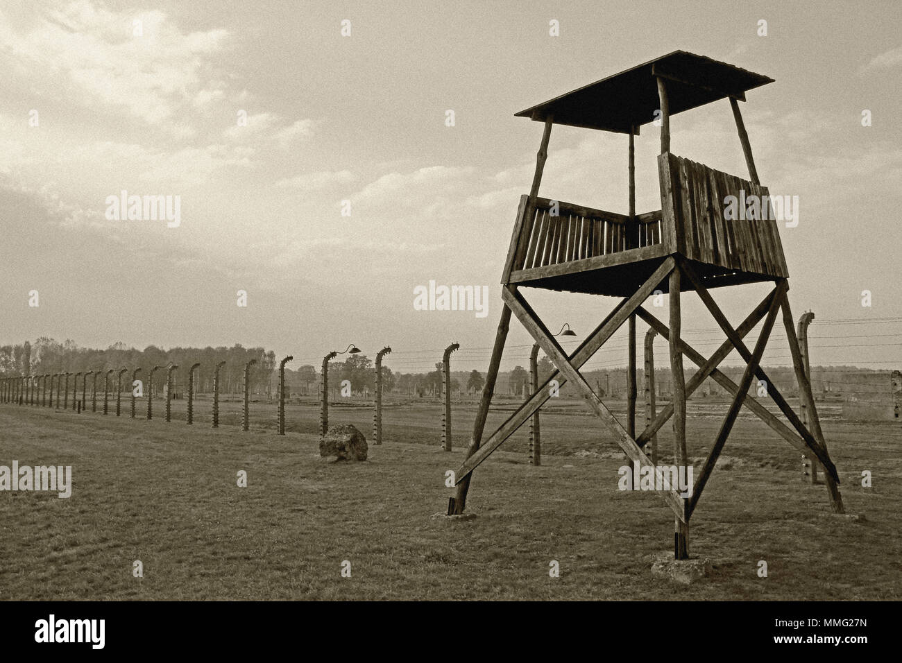 AUSCHWITZ, Polen, 12. Oktober 2013: Wachtturm und Zaun im ...