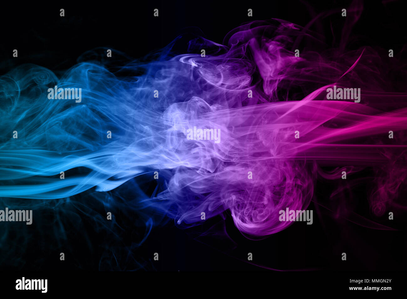 Abstrakt Blau und Rosa Rauch auf einem dunklen Hintergrund ...