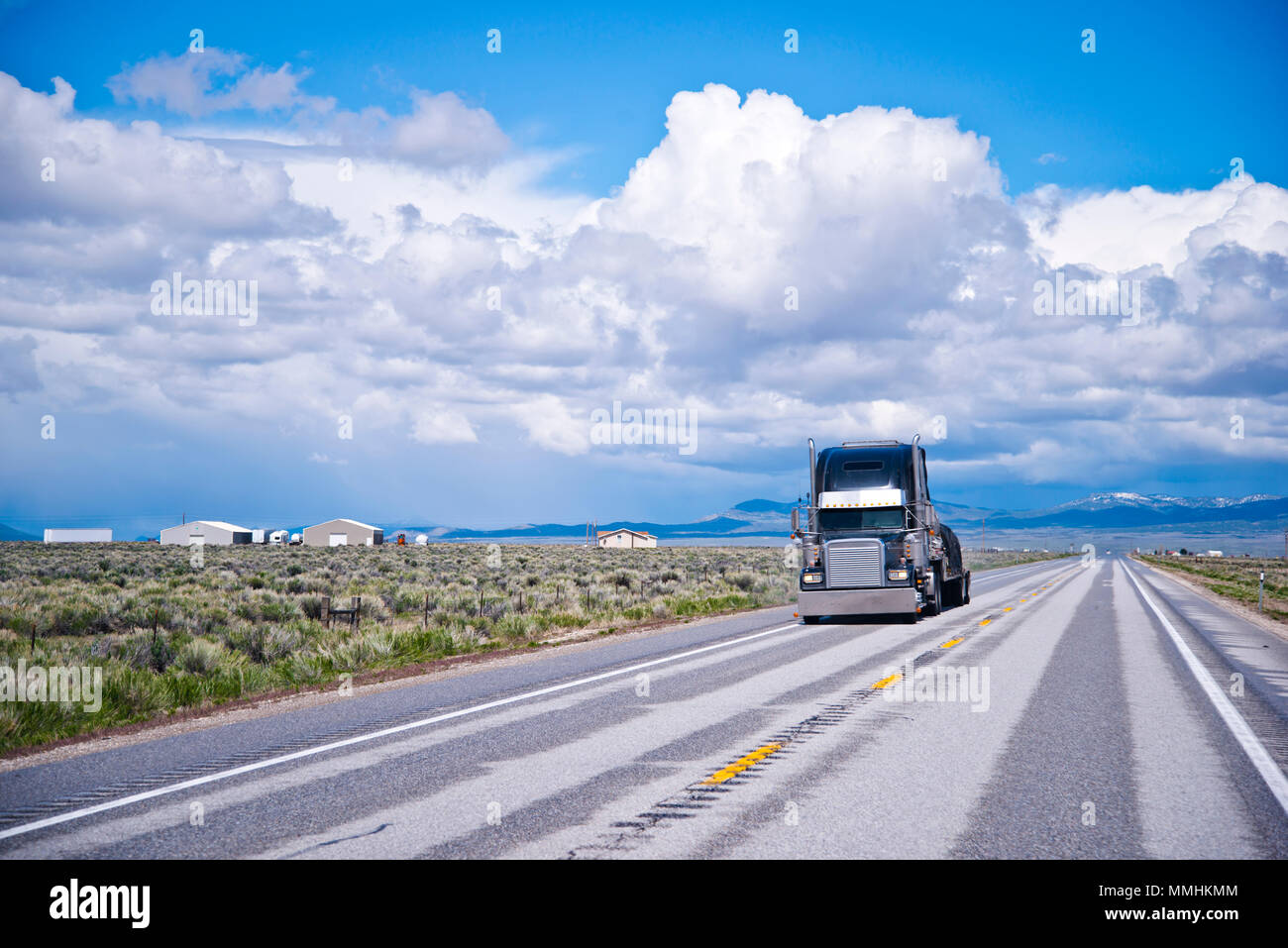 Transport transportation trucks black truck -Fotos und -Bildmaterial in ...