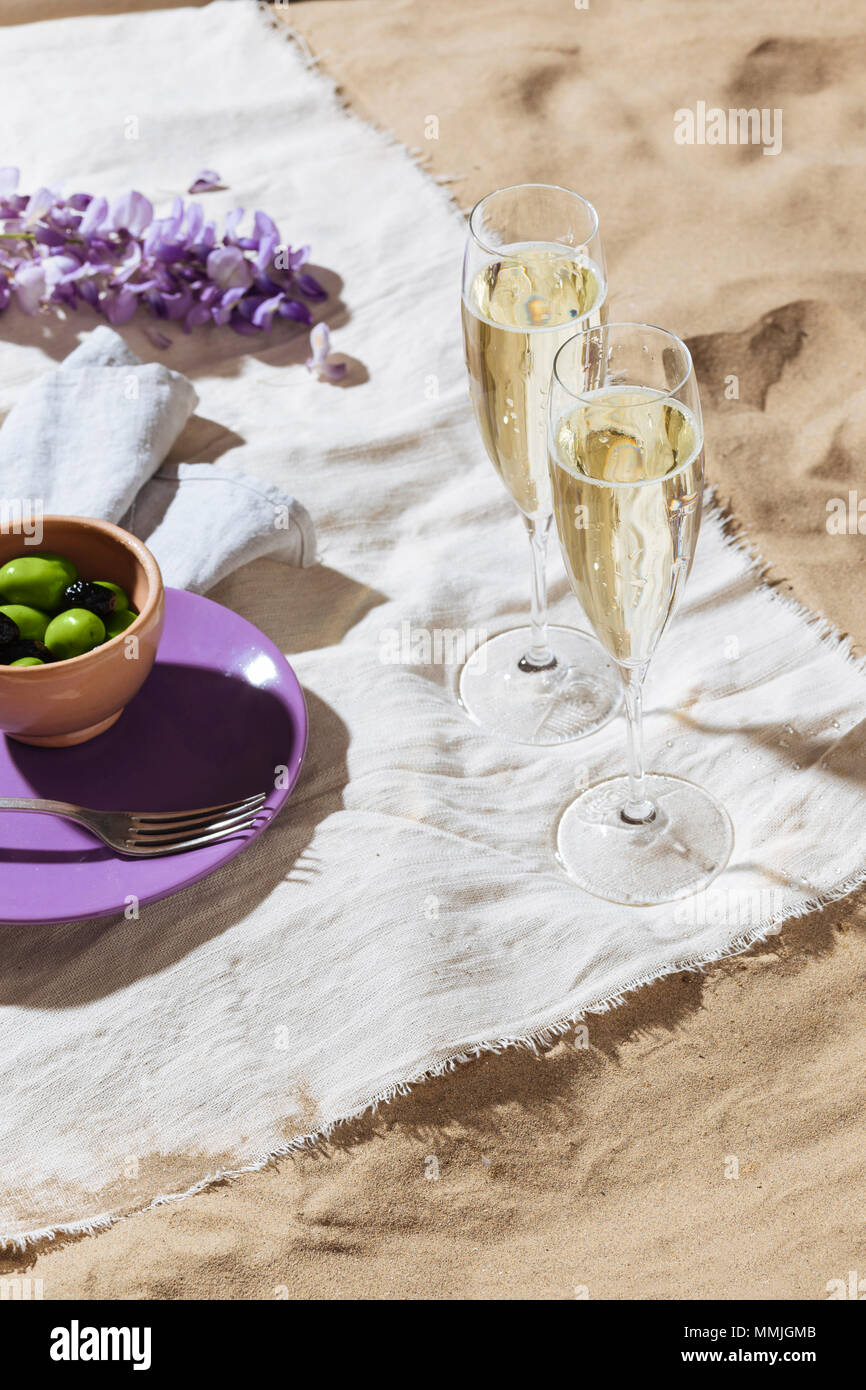 Picknick am Strand mit Prosecco calix und Oliven Stockfotografie - Alamy