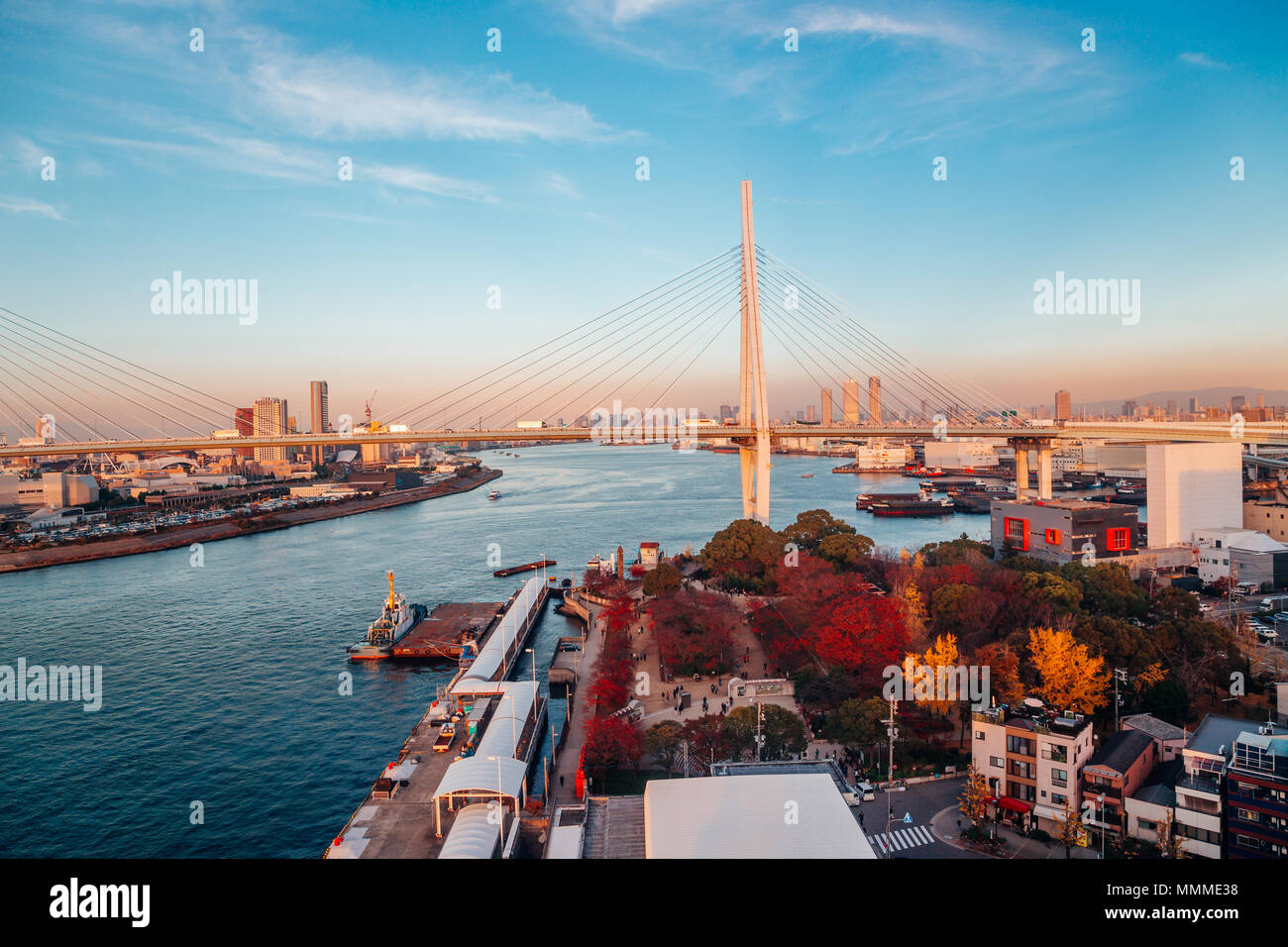 Bridge osaka sea port -Fotos und -Bildmaterial in hoher Auflösung – Alamy