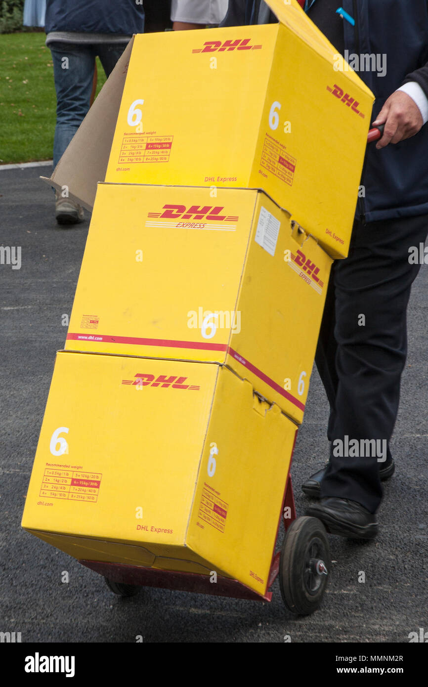 Yellow Dhl Parcel Courier Delivery Stockfotos und -bilder Kaufen - Alamy