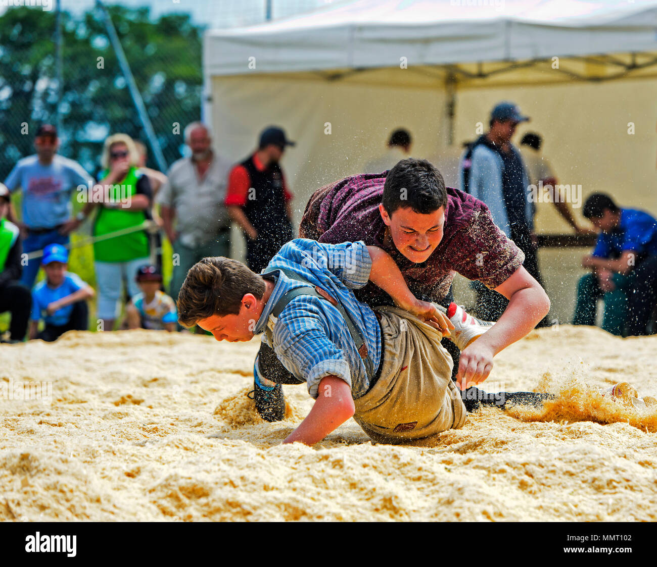 Zwei männer ringen im freien -Fotos und -Bildmaterial in hoher ...
