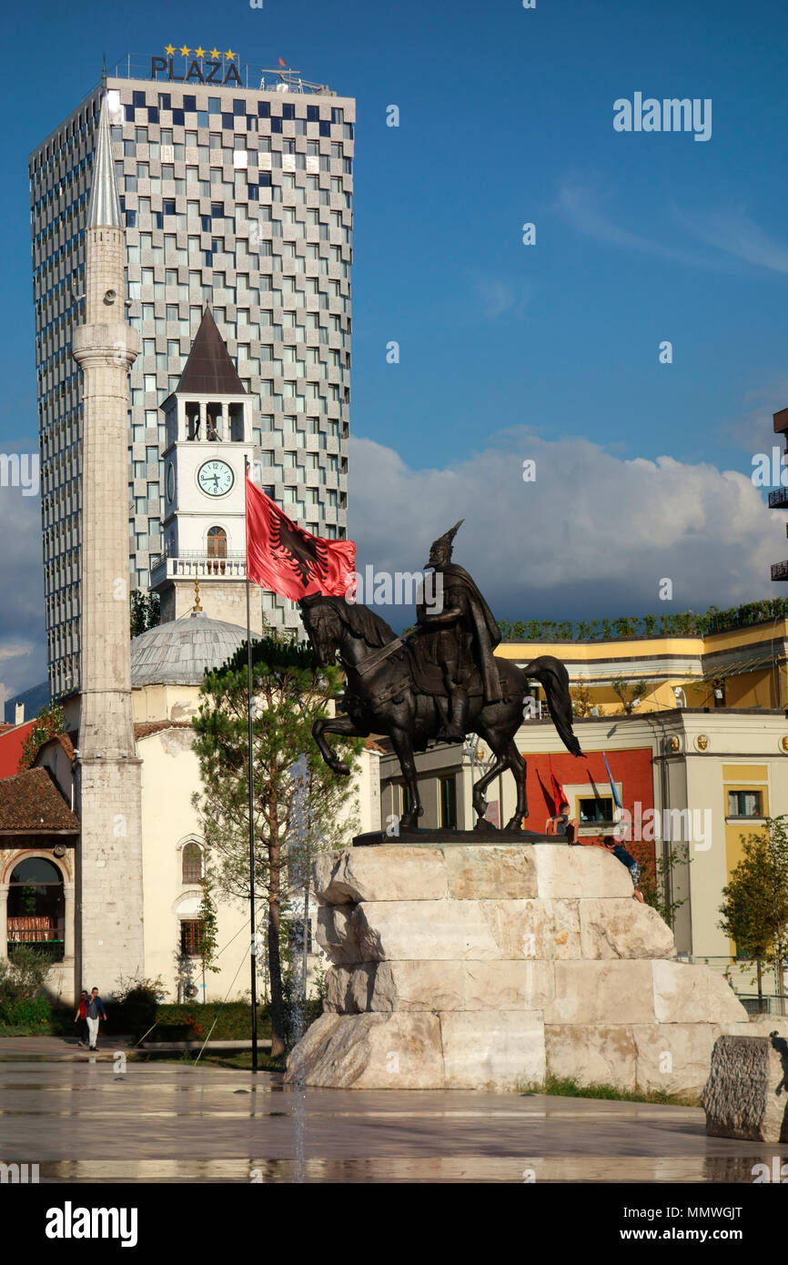 Die skanderbeg Denkmal auf Skanderbeg Square in Tirana, Albanien ...
