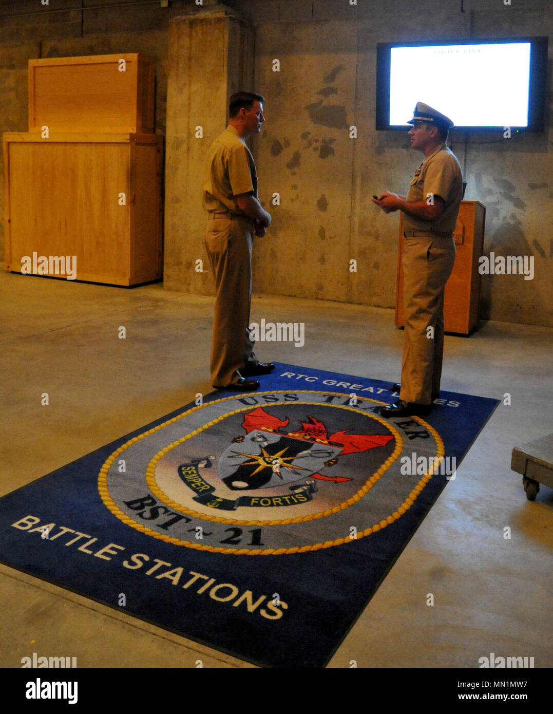 Uss trayer bst 21 kampfstationen 21 -Fotos und -Bildmaterial in hoher ...