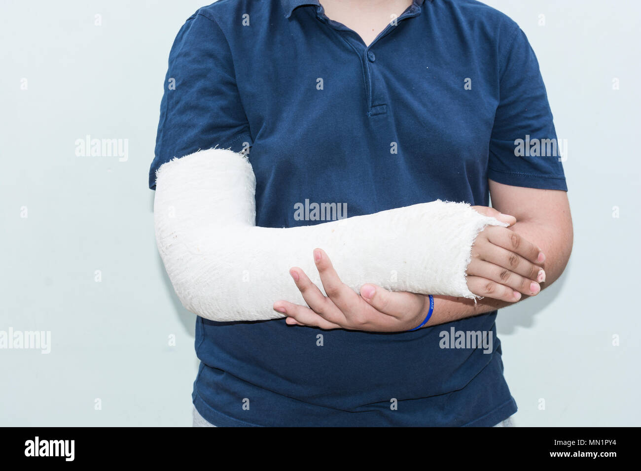 Handgelenk verputzen -Fotos und -Bildmaterial in hoher Auflösung – Alamy