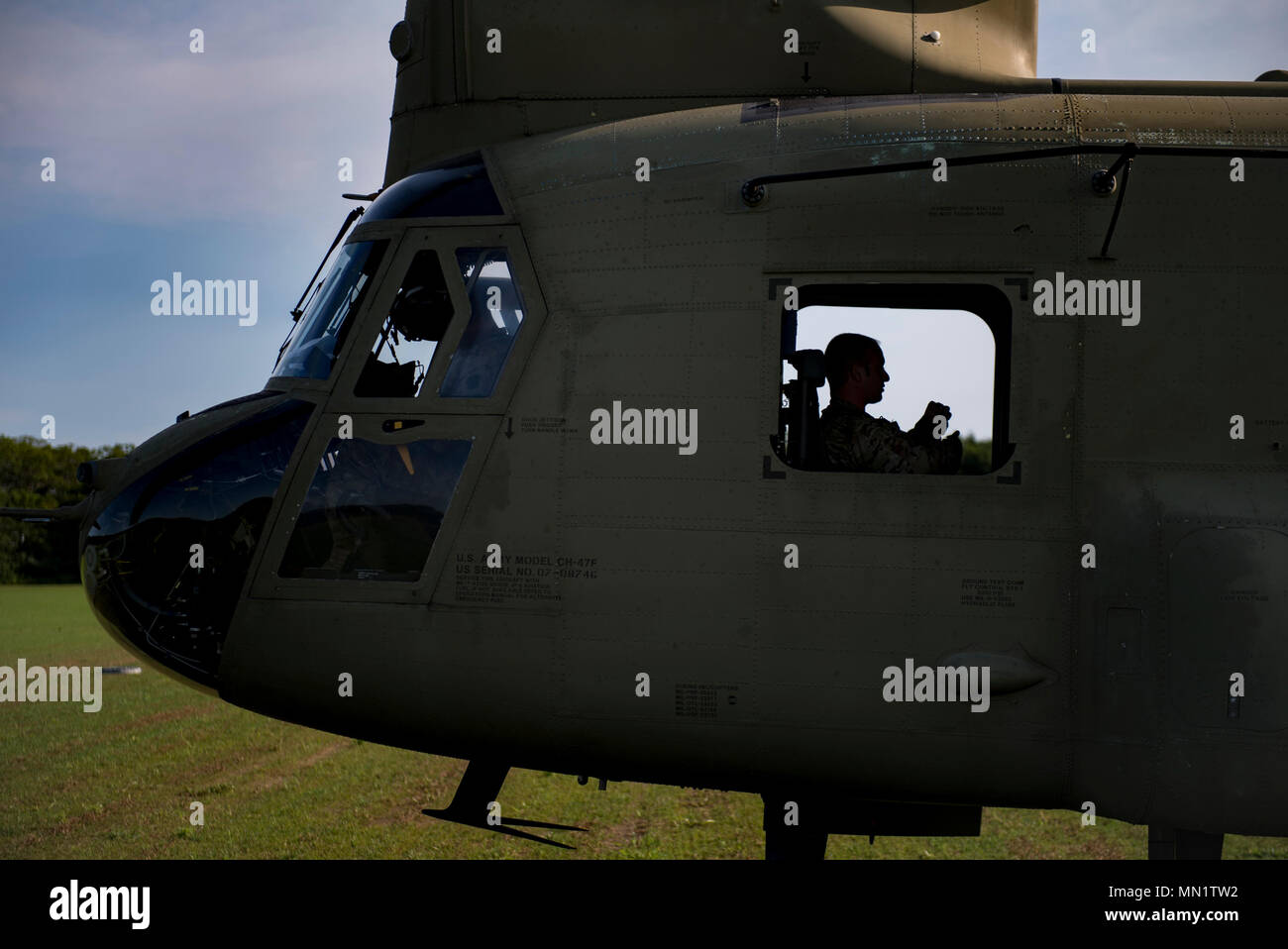Ein Soldat der US-Armee erwartet Start in ein US Army CH-47 Chinook ...