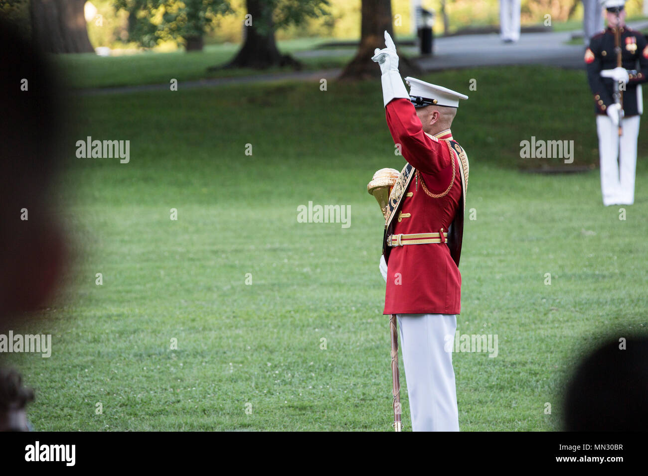 Die US-Marine Drum and Bugle Corps führt bei einem Sonnenuntergang ...