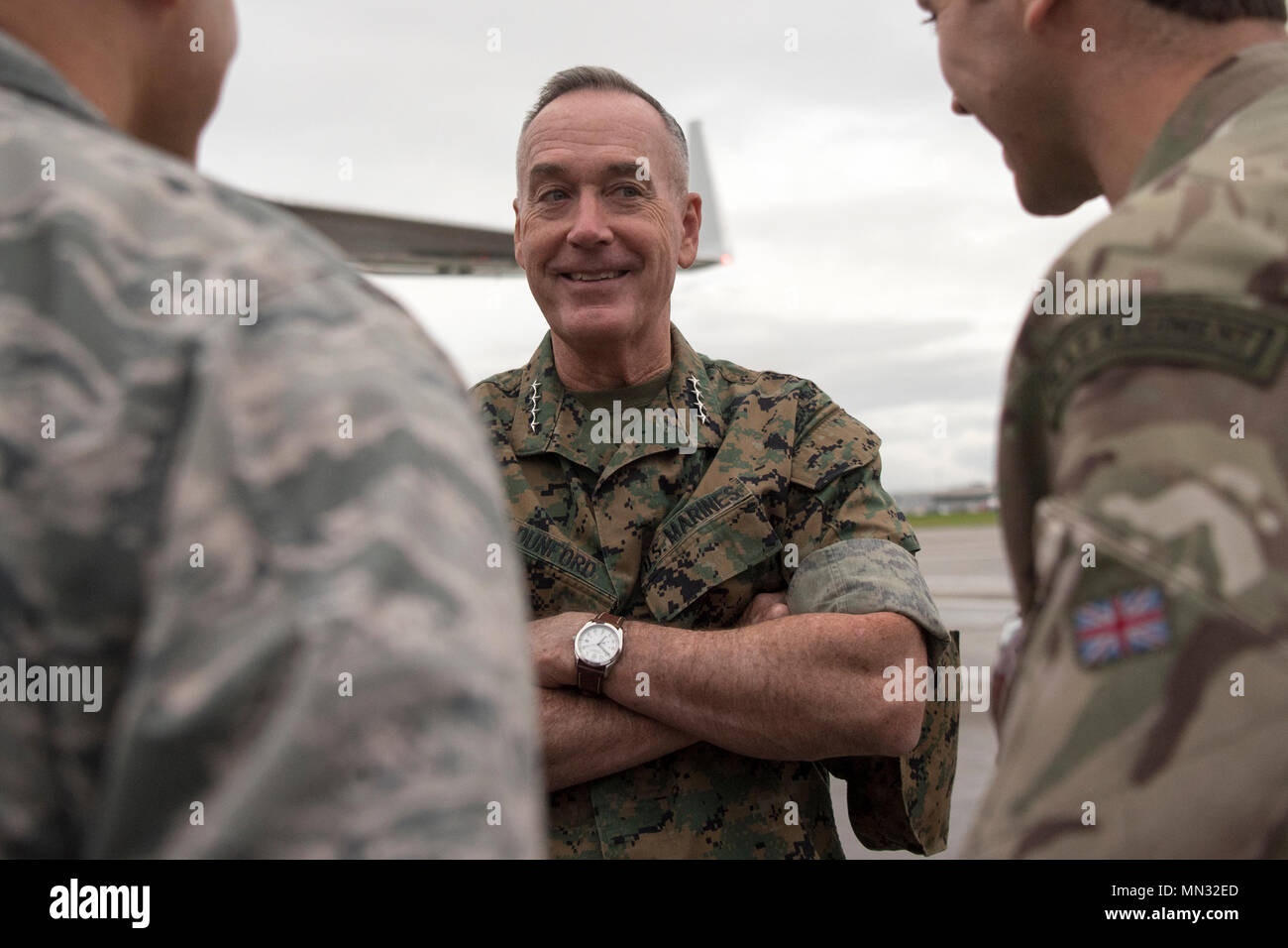 Marine Corps Gen. Joseph F. Dunford Jr., Vorsitzender des Generalstabs, fährt mit seinem ...