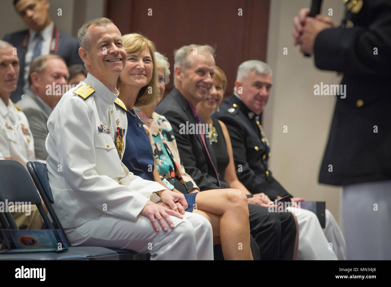 U.S. Navy hinten Adm. Stephen M. Pachuta, medizinischer Offizier der ...