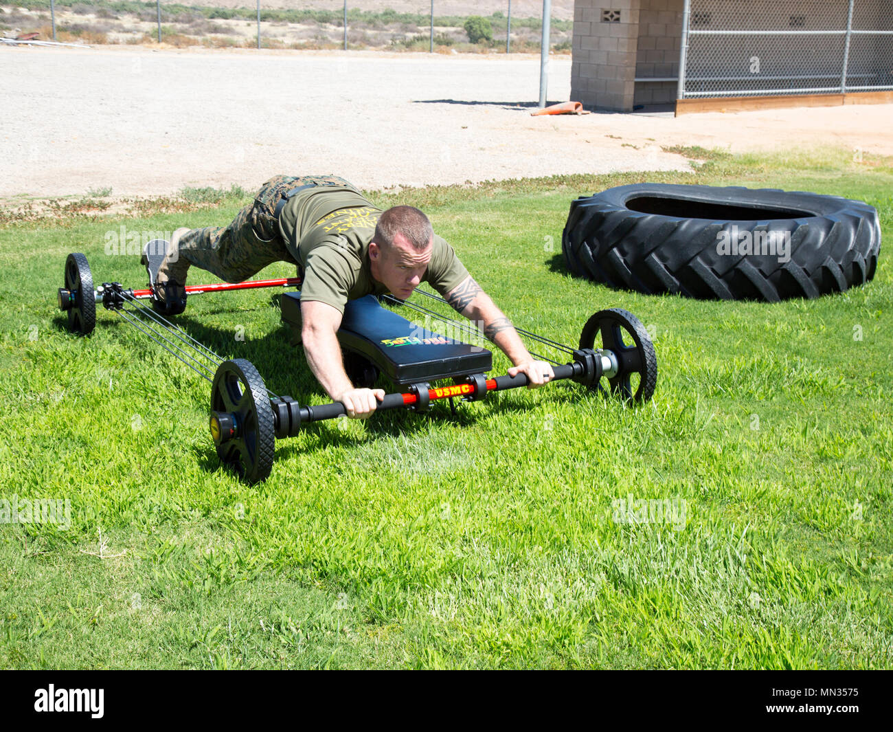 Gunnery Sergeant Justin Kratzer, Radio und Wartung Chief, packt den ...