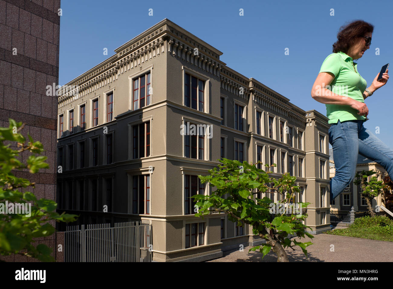 Touristen besuchen das Madurodam Theme Park, der in der Stadt Den Haag ...