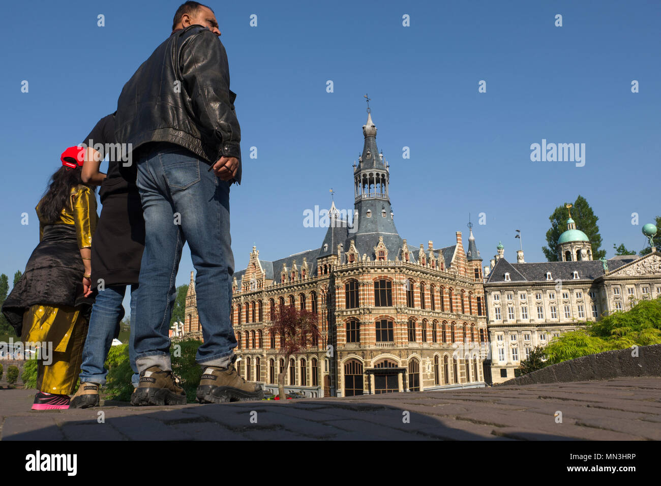 Touristen besuchen das Madurodam Theme Park, der in der Stadt Den Haag ...