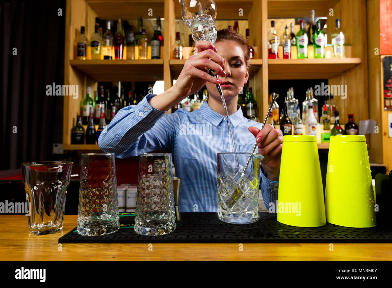Barkeeper weiblich -Fotos und -Bildmaterial in hoher Auflösung – Alamy