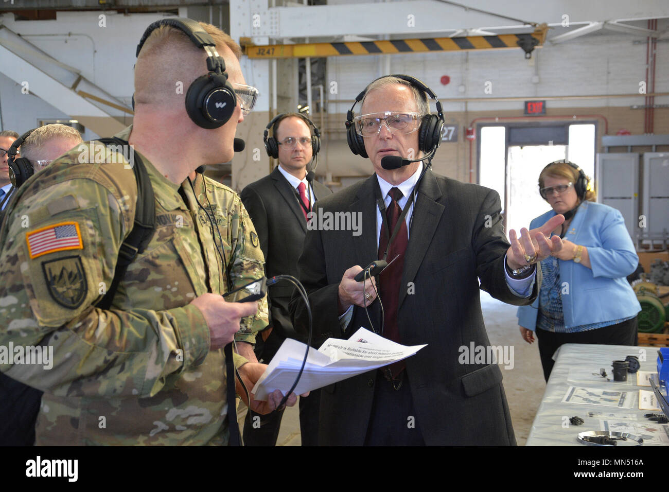 Oberstleutnant Joseph Novak, Links, hören eine Frage von Assistant ...