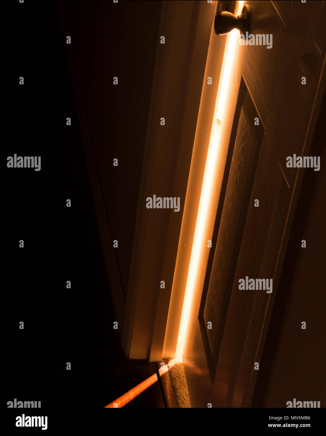 Helles Licht durch eine teilweise offene Tür Stockfotografie - Alamy