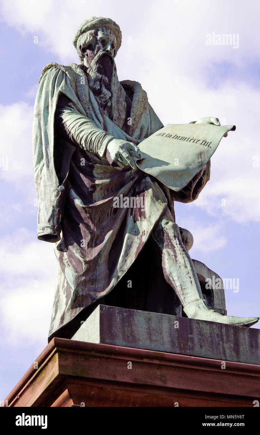 Bronze Statue von Johannes Gutenberg eine offene Bibel im Ort Gutenberg ...