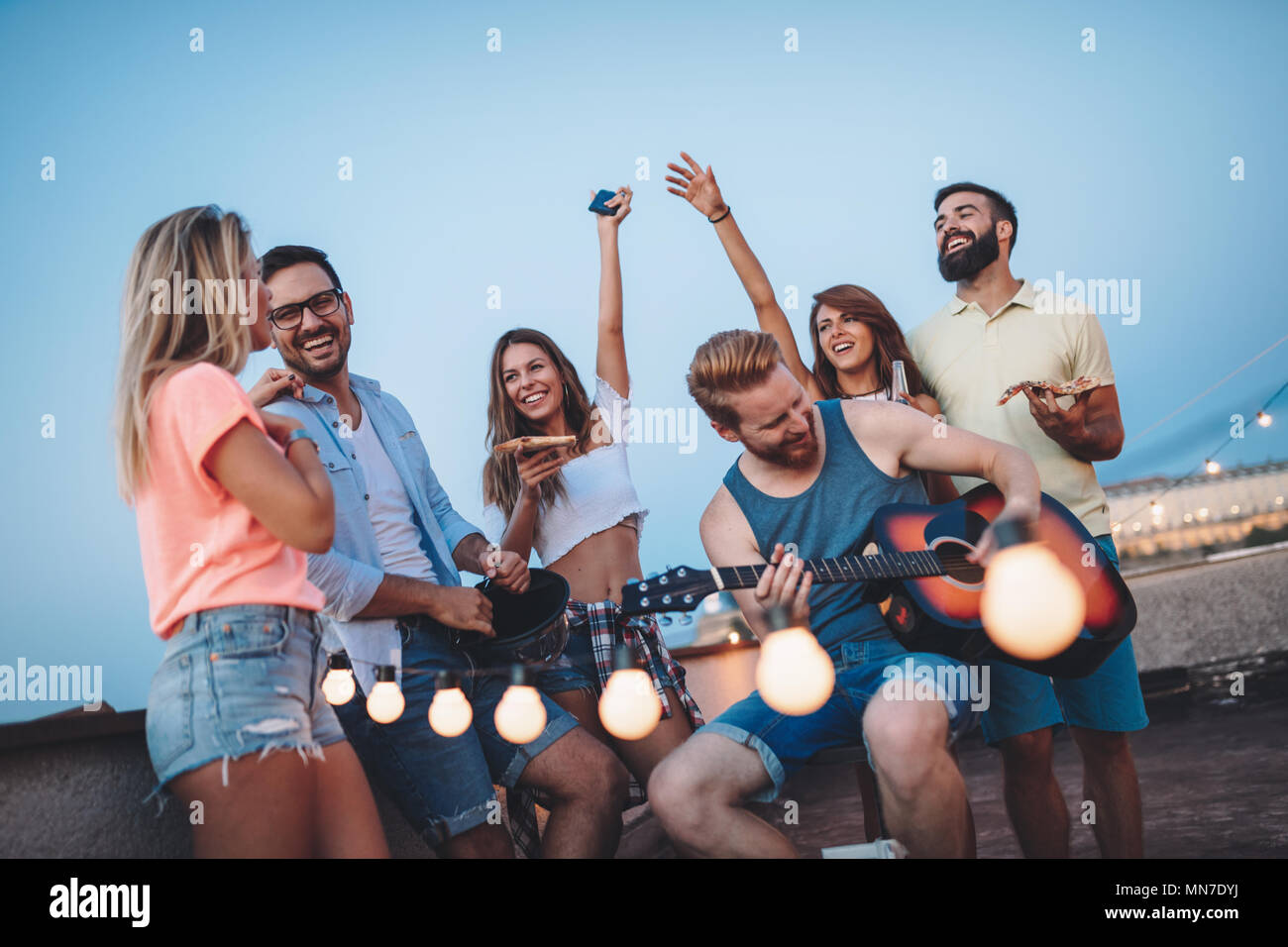 Freunde Spaß im Freien und sind glücklich Stockfoto, Bild: 185176086 ... Freunde Spaß im Freien und sind glücklich Stockfoto, Bild: 185176086 ...