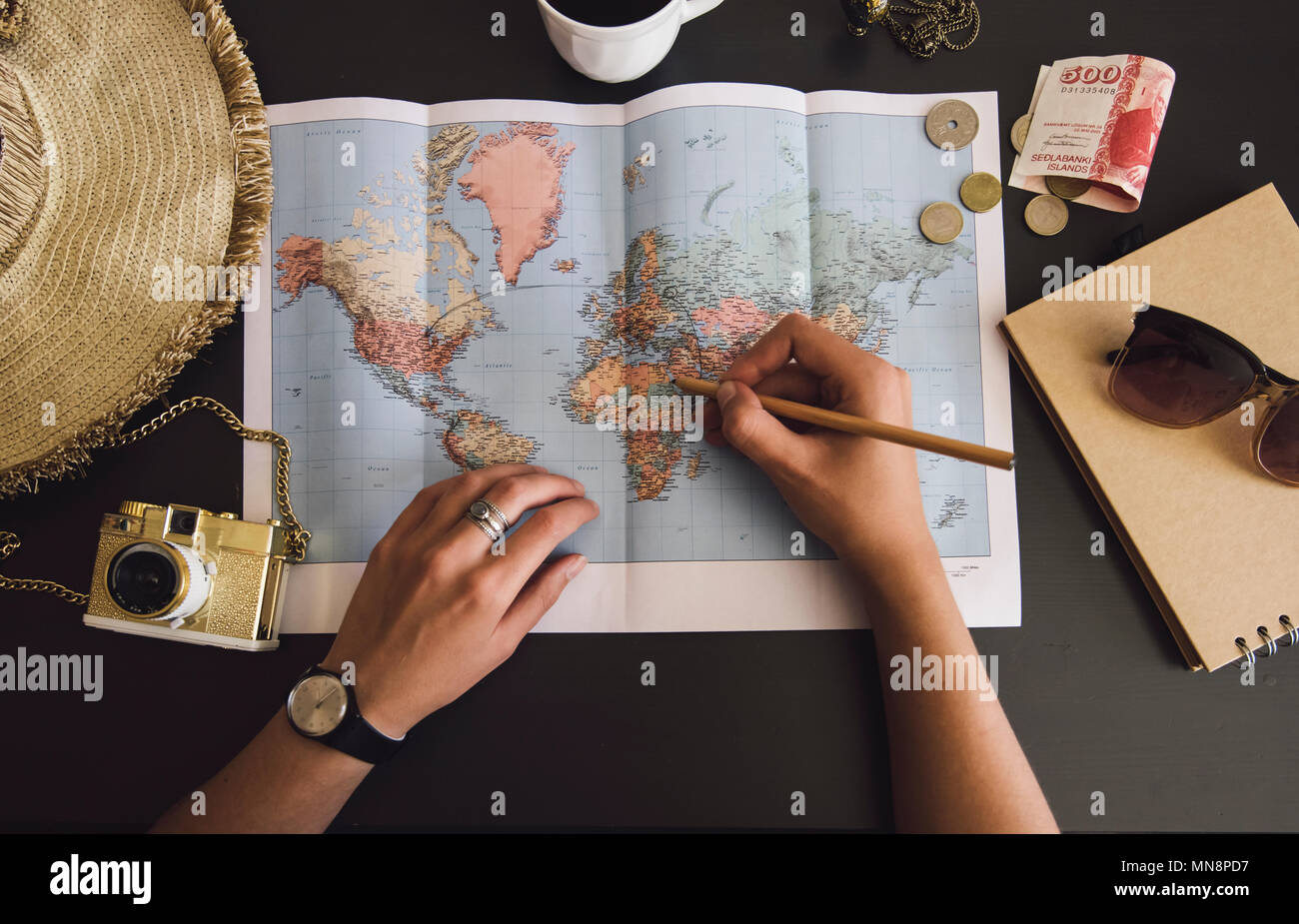 Frau, die Ihre Reise planen. Menschliche Hände auf der Weltkarte mit ...