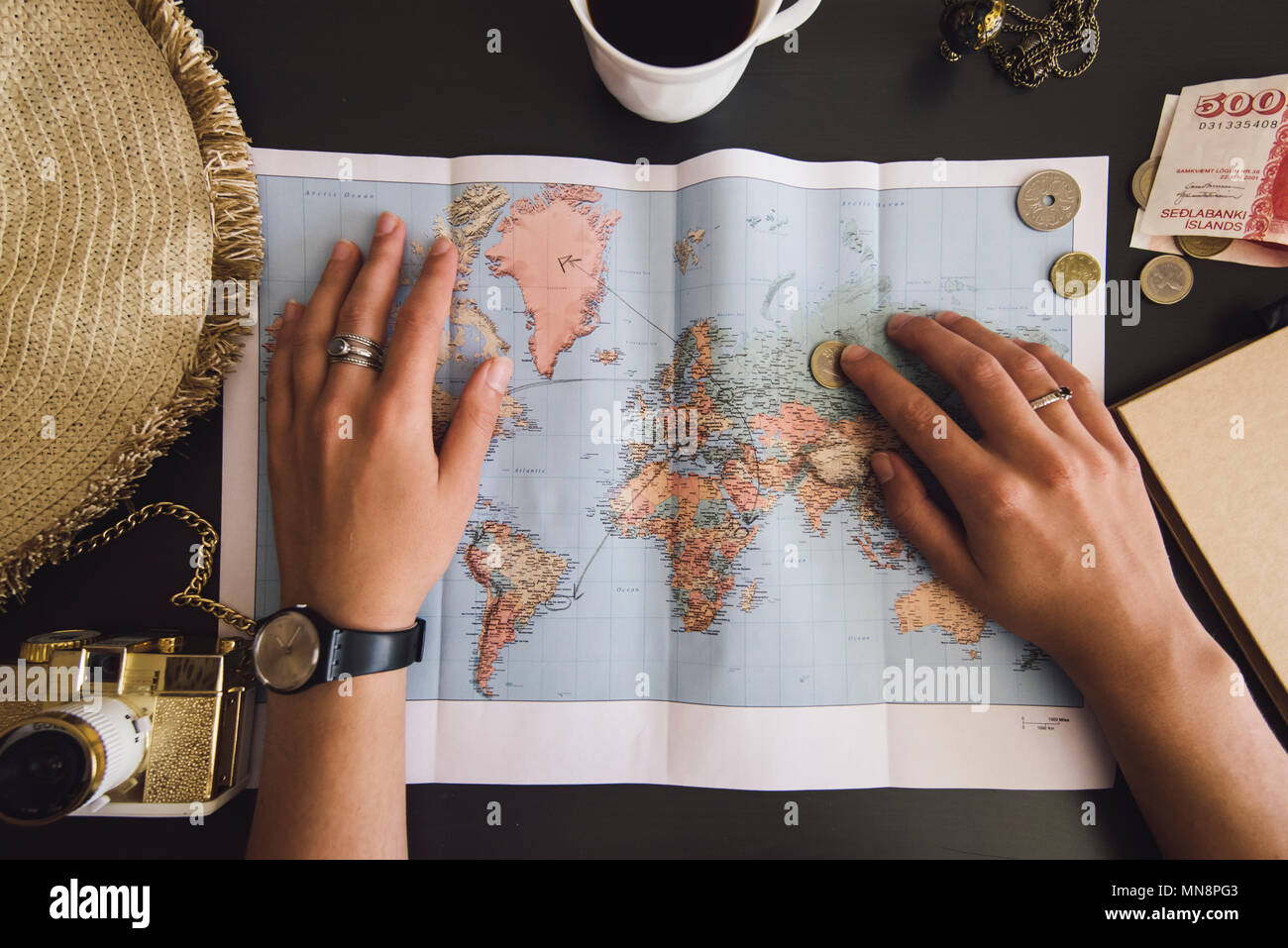 Frau, die Ihre Reise planen. Menschliche Hände auf der Weltkarte mit ...