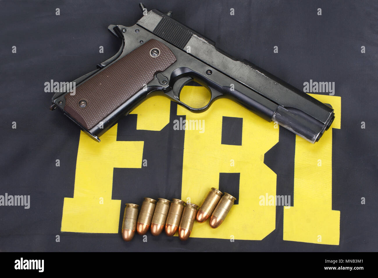 Pistole colt Government m 1911 mit Munition auf fbi Uniform ...