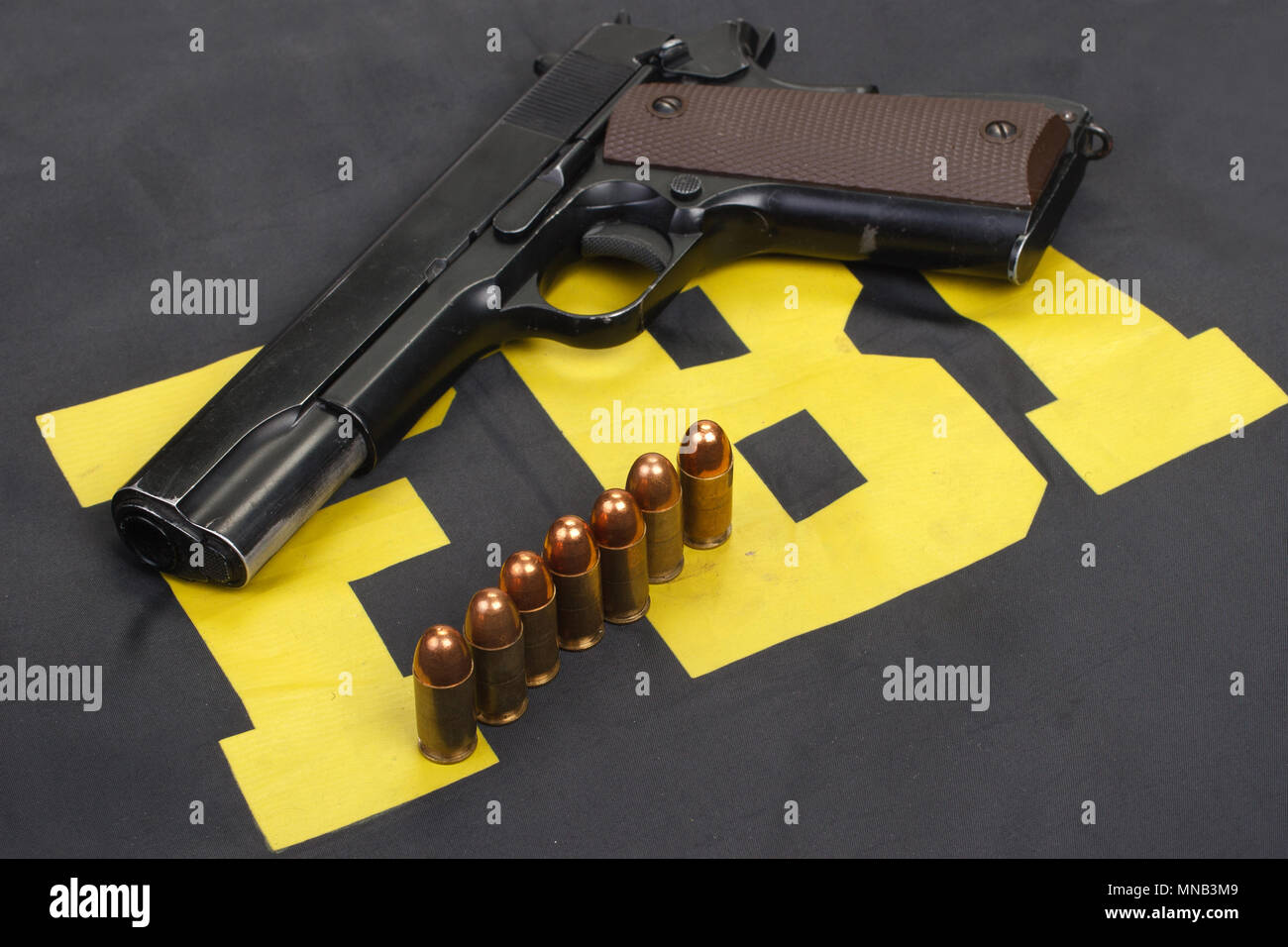 Pistole colt Government m 1911 mit Munition auf fbi Uniform ...