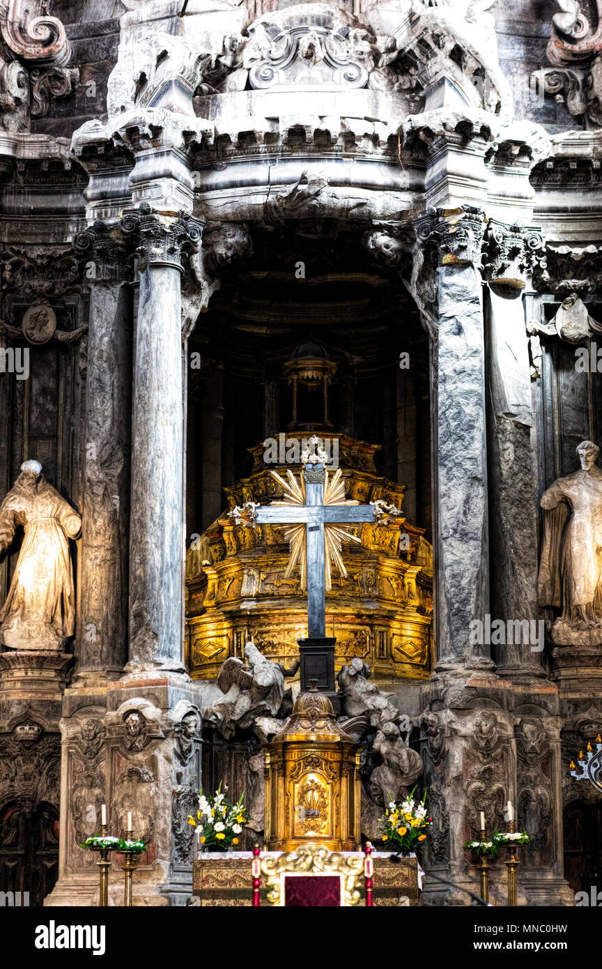 Altar mit kreuz -Fotos und -Bildmaterial in hoher Auflösung – Alamy
