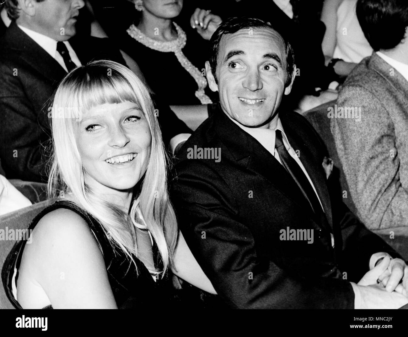 Charles Aznavour und Frau Ulla thorsell, 1967 Stockfotografie - Alamy