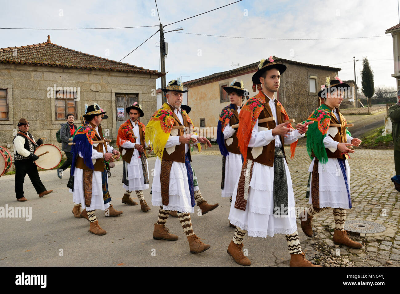 Ein folk Group (Pauliteiros de Miranda), die Praxis einer alten Krieger ...