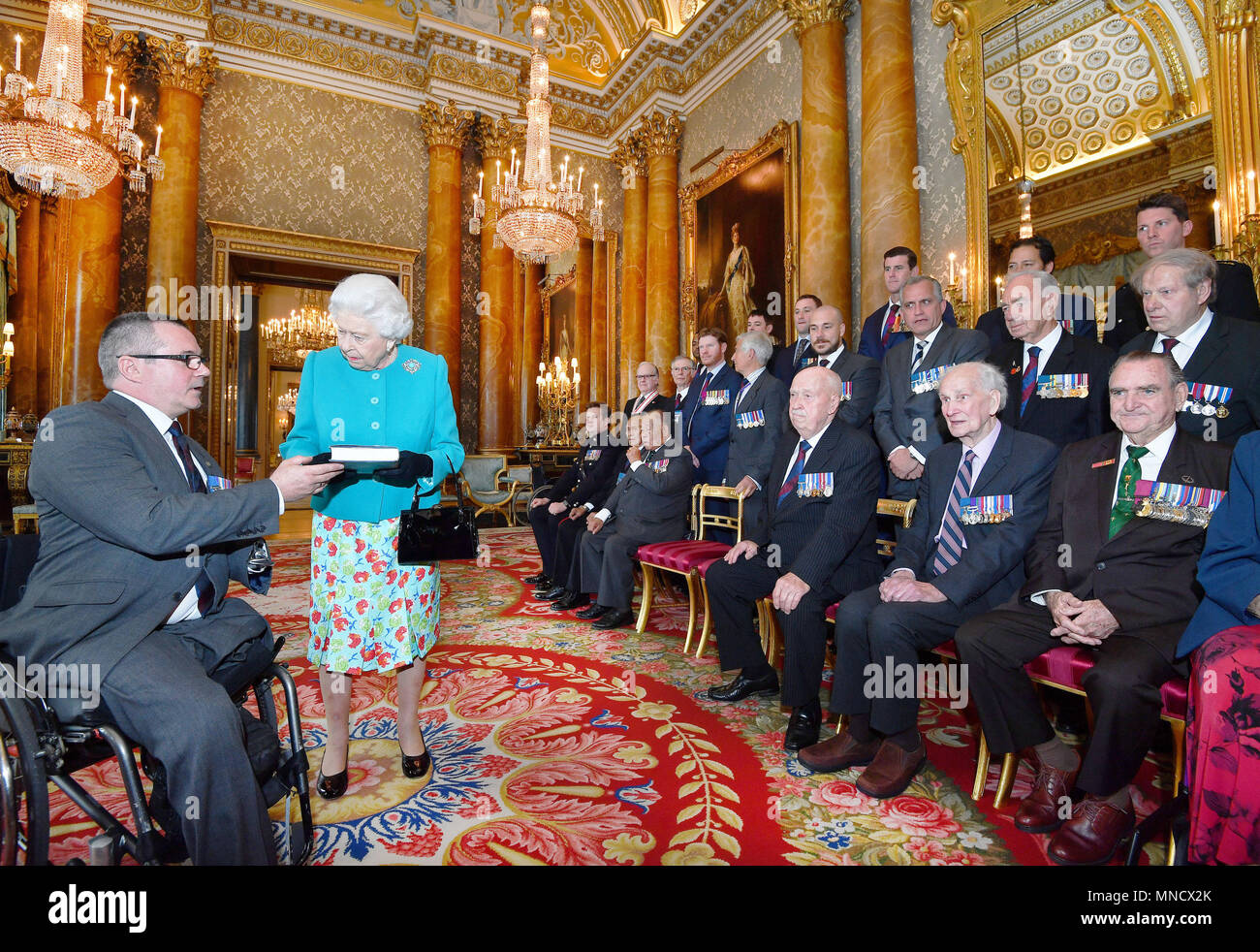 Königin Elizabeth II. ist ein Buch von Major Peter Norton GC, das die ...