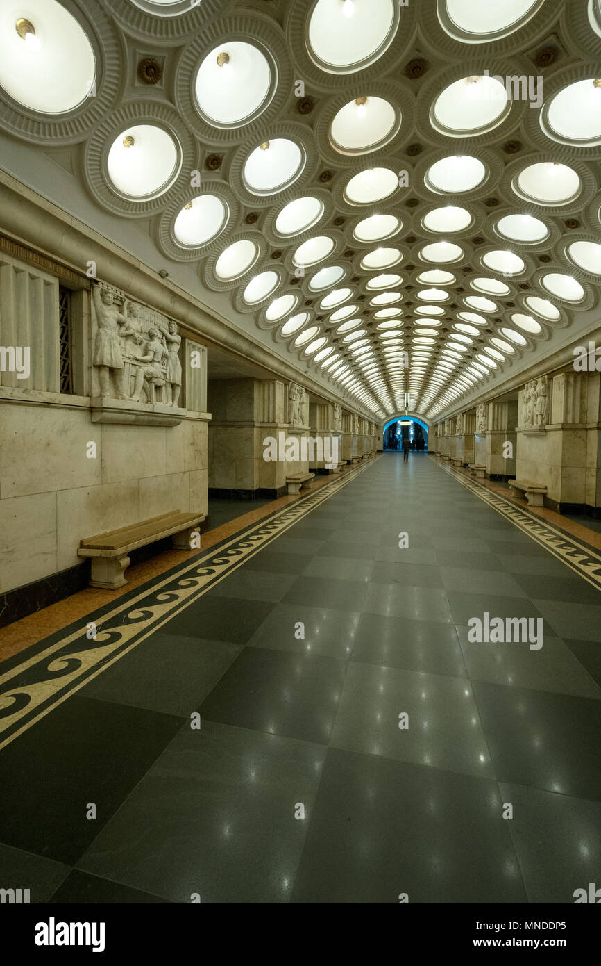 Zentrale Halle der tiefen Ebene Elektrozavodskaya Metro Station. Moskau ...
