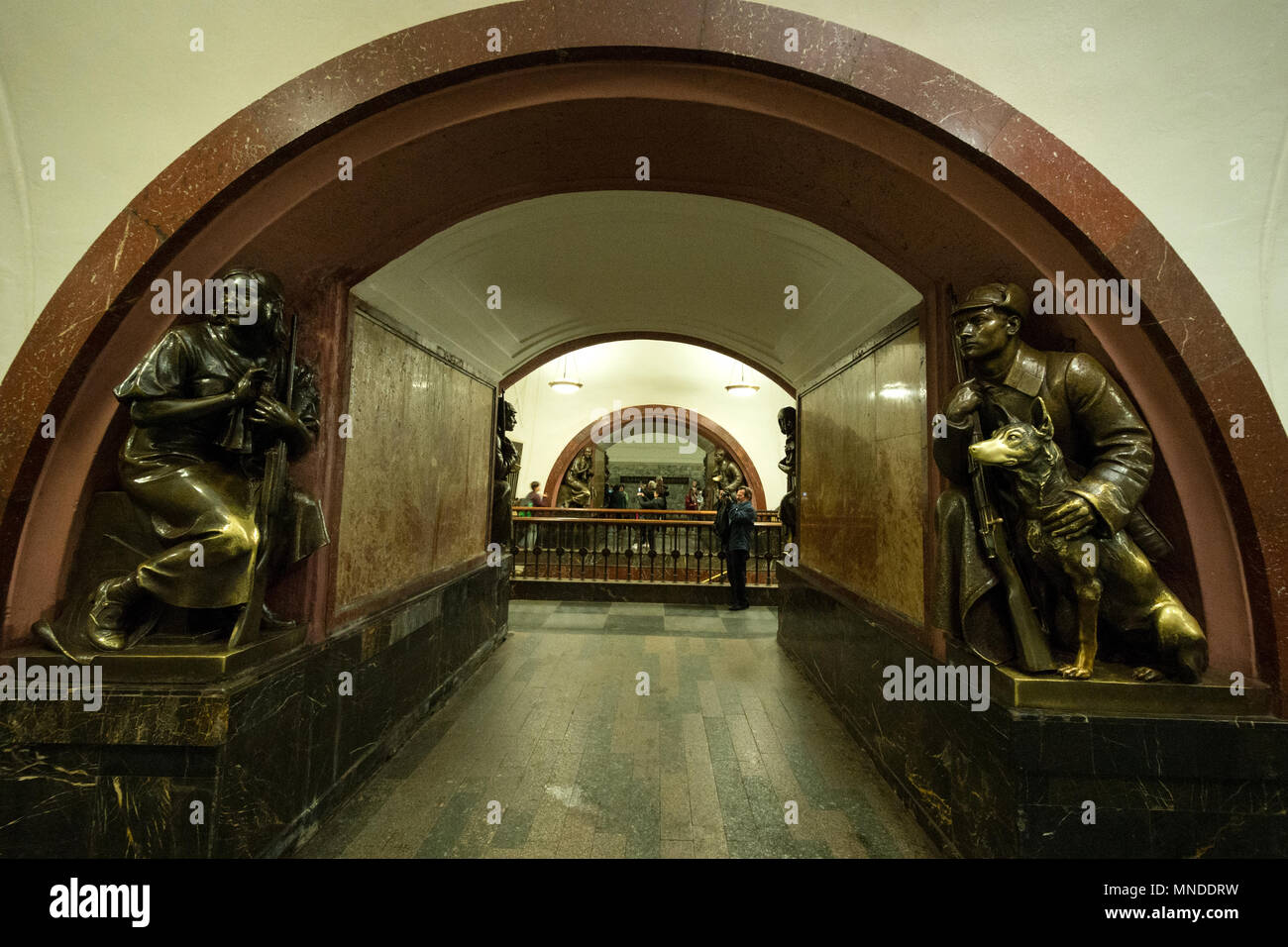 Moskauer Metro, Metro station Ploshchad Revolyutsii, Platz der ...