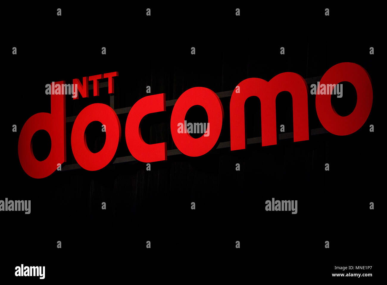 Ein Logo von NTT DOCOMO Inc. ist während einer Pressekonferenz für die ...