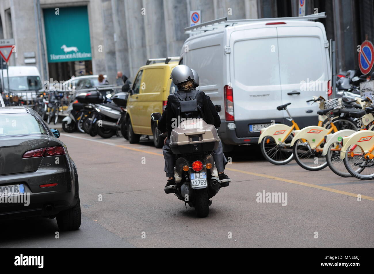 Mailand, Simone Giancola und Veridiana Malmann auf dem Motorrad ...