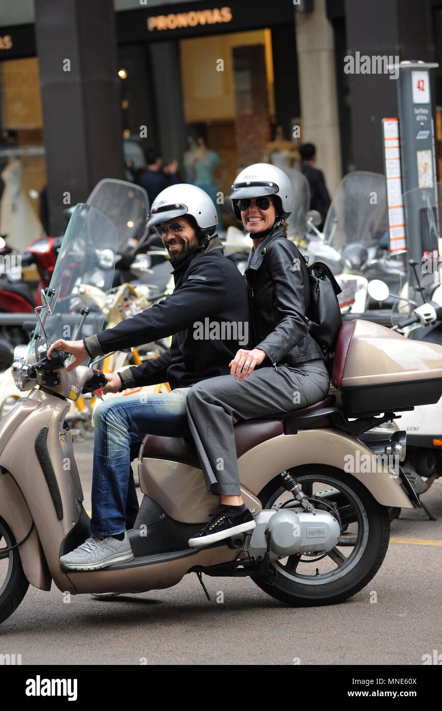 Mailand, Simone Giancola und Veridiana Malmann auf dem Motorrad ...
