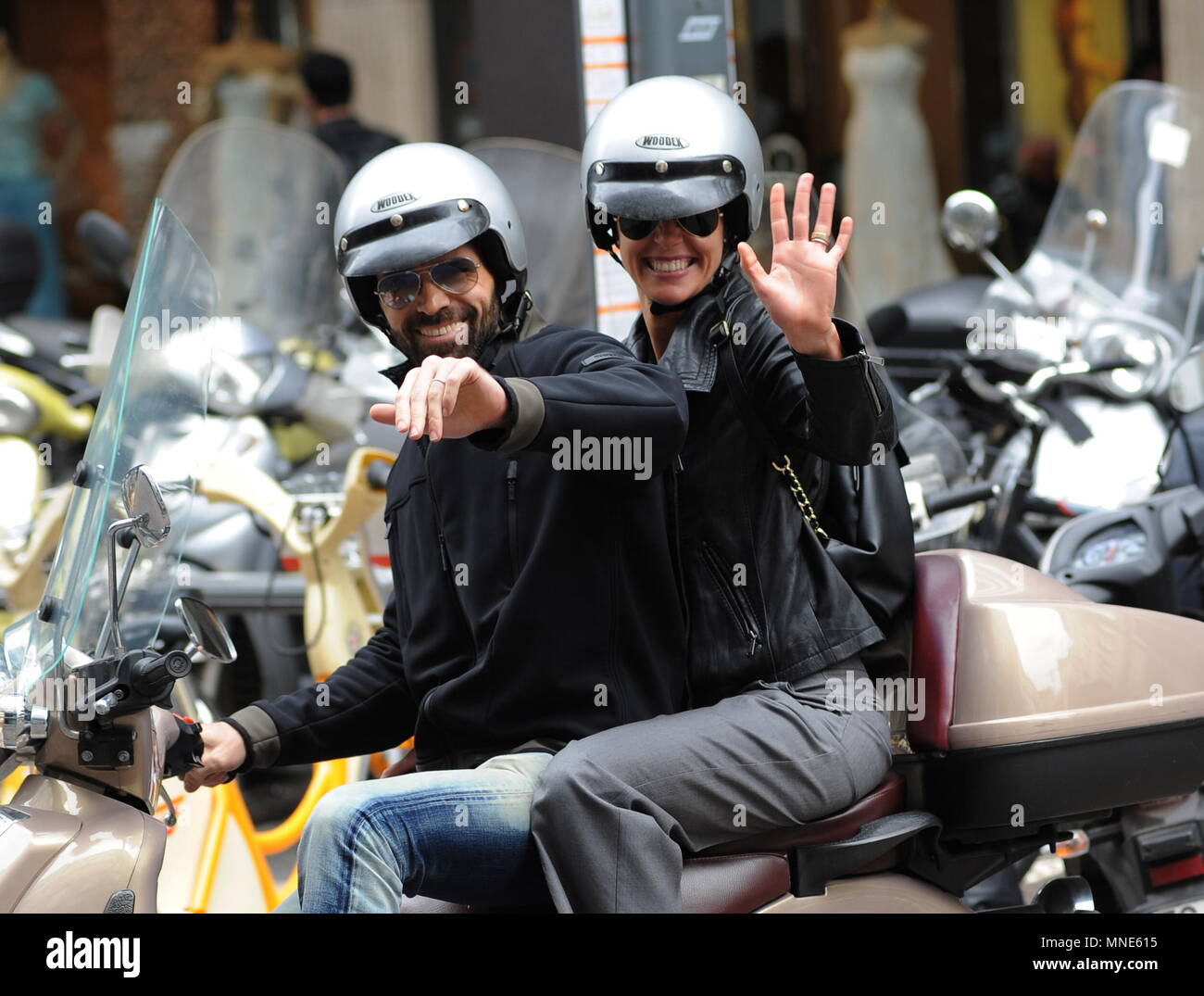 Mailand, Simone Giancola und Veridiana Malmann auf dem Motorrad ...
