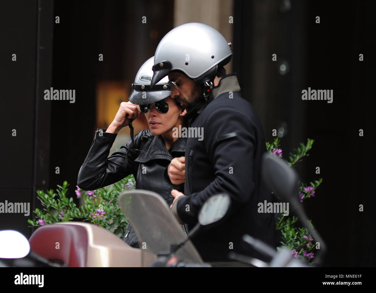 Mailand, Simone Giancola und Veridiana Malmann auf dem Motorrad ...