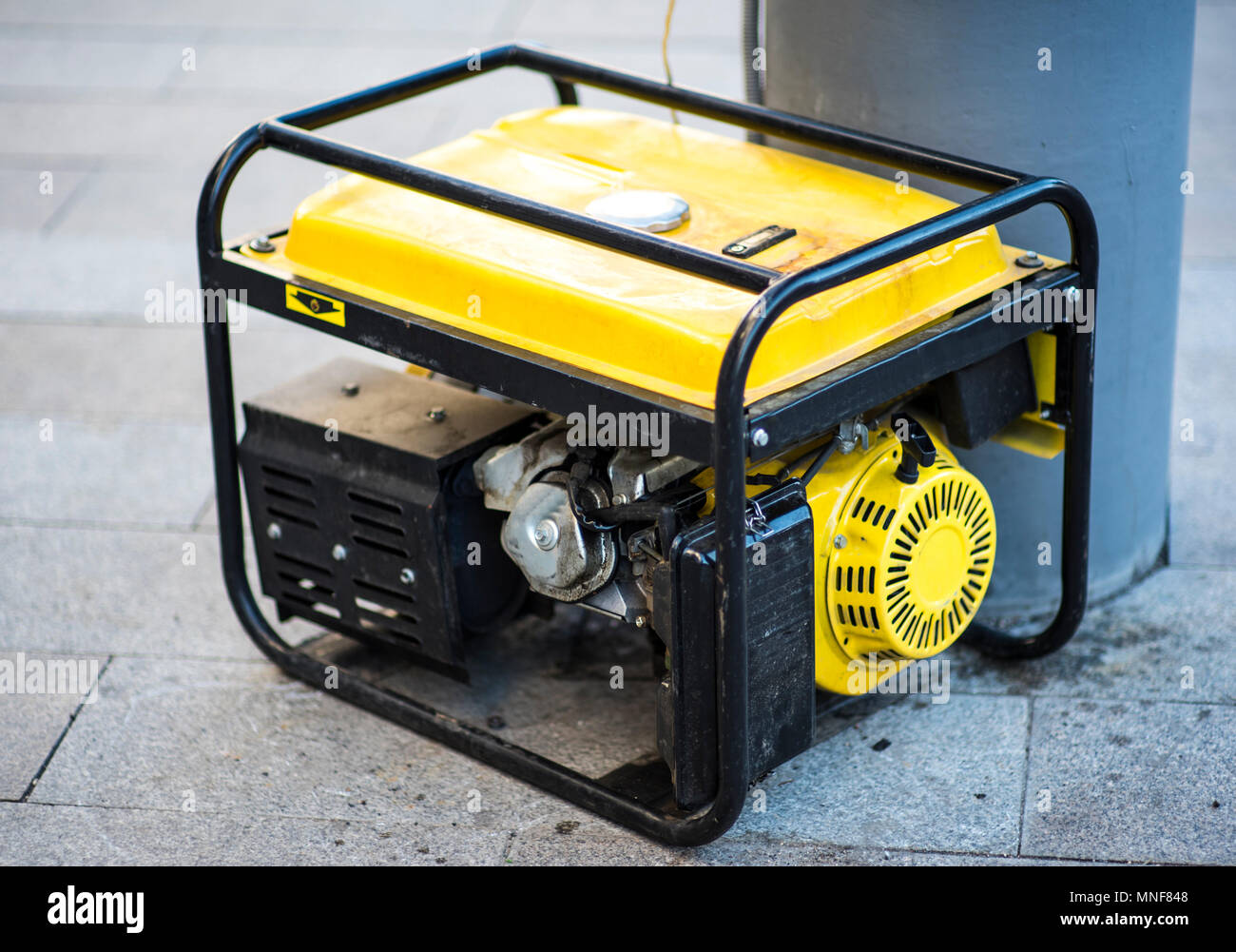 Benzin Portable Generator auf dem Haus Baustelle. Nahaufnahme auf ...