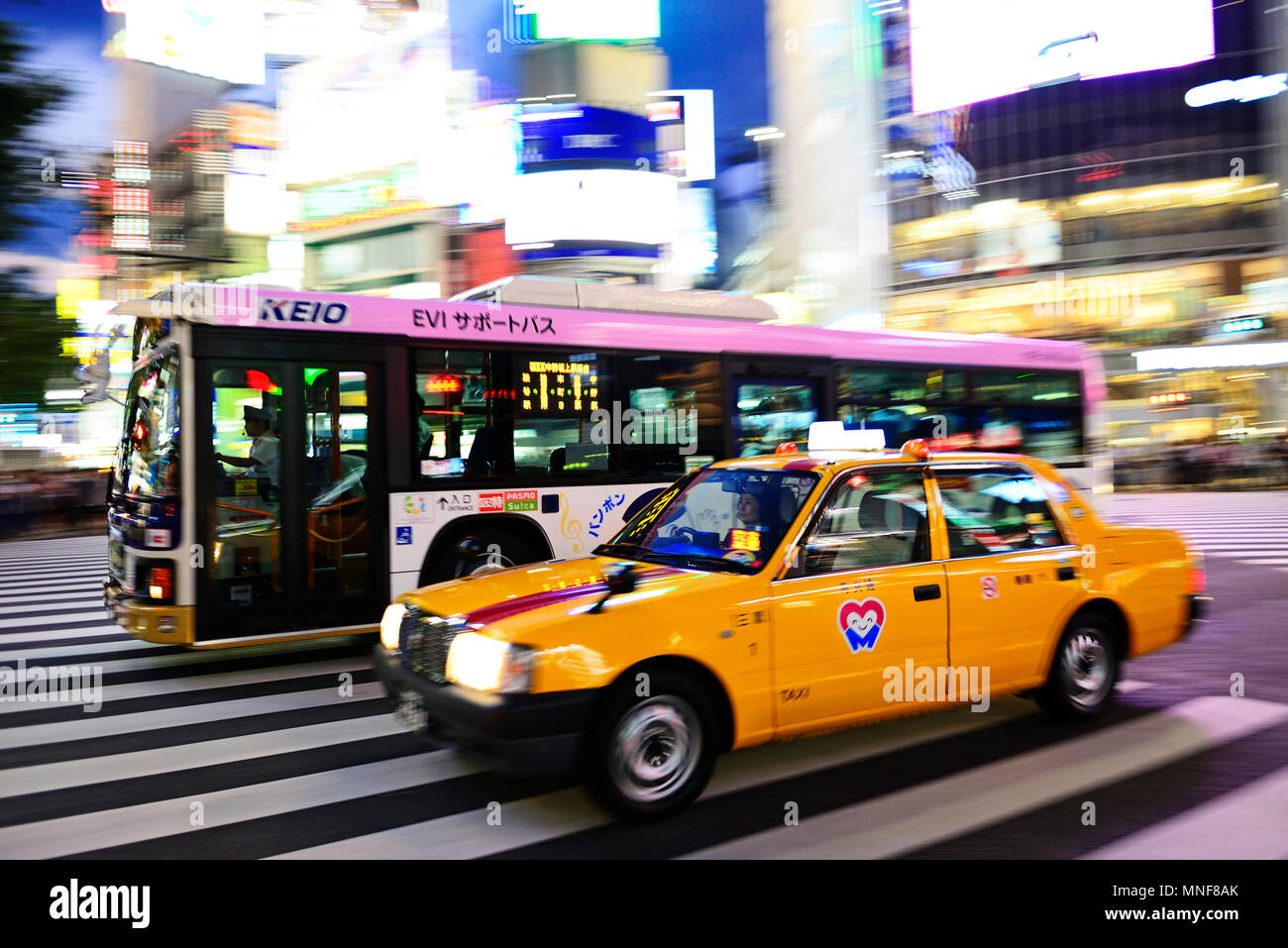 Infrastruktur, Verkehr, Taxi und Bus auf Meiji Dori-Street, Shibuja ...